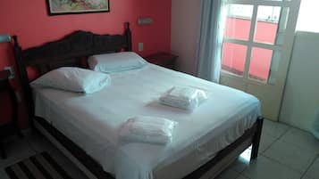 Quarto Deluxe | Cortinas/cortinados opacos, ferro/tábua de engomar, Wi-fi grátis