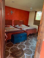 Quarto Quádruplo Tradicional, 2 camas de casal, vista para a piscina | Roupa hipoalergénica, edredões de penas, com mobília individualizada 