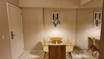 Um polibã, toalhas fornecidas, champô