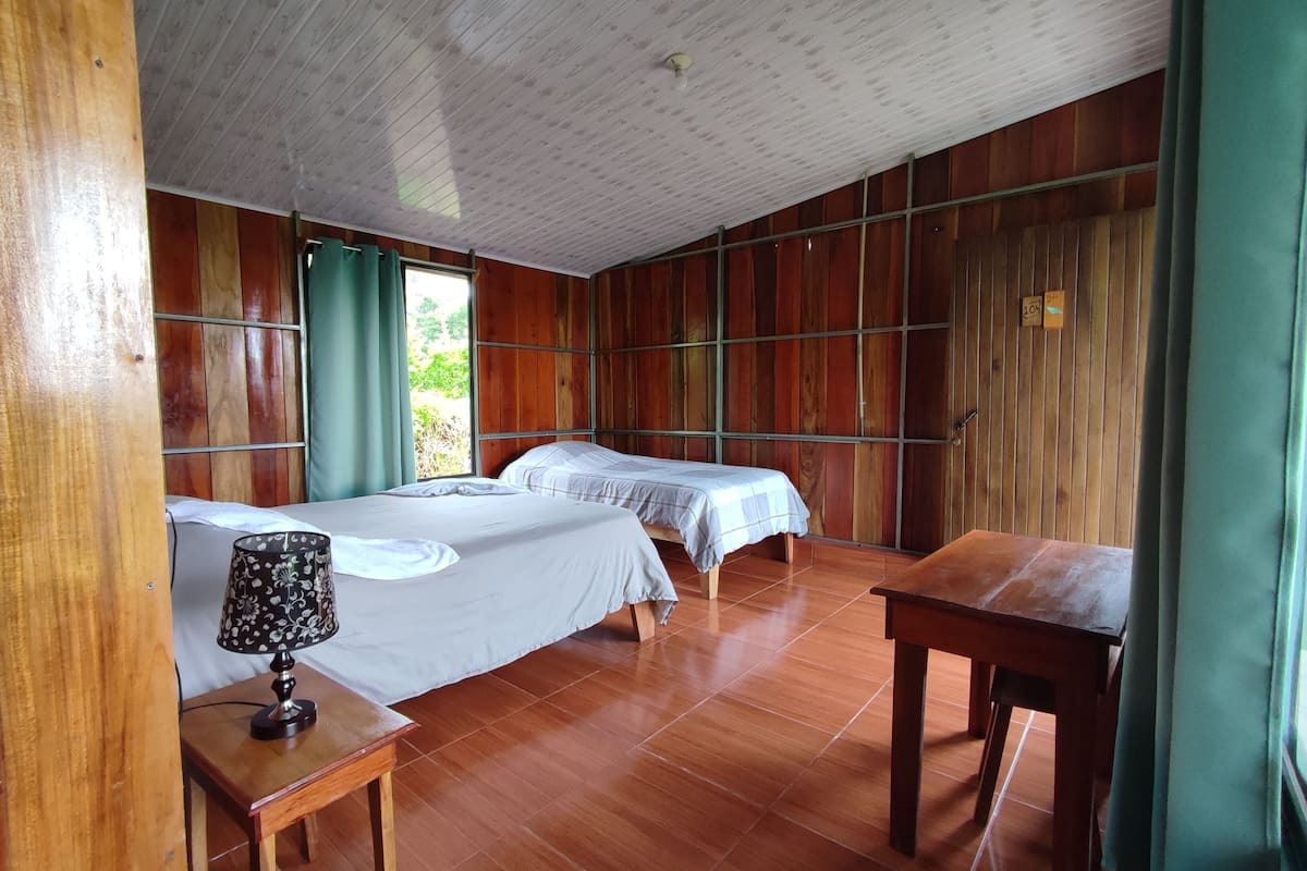 Quarto Triplo Tradicional | Cofre no quarto, cortinas/cortinados opacos, roupa de cama fornecida