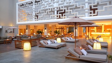 Terraço com espreguiçadeiras