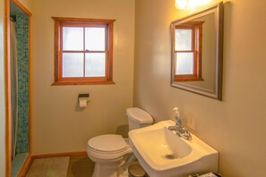 Quarto Tradicional (Room # 4) | Casa de banho | Um polibã, um chuveiro fixo, artigos de higiene ecológicos 