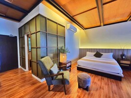 Quarto moderno com cama, cadeira, banquinho e divisória de estilo tradicional.