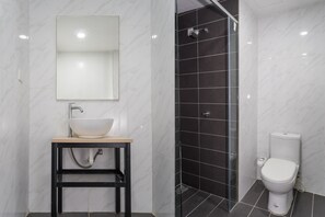 Apartamento Clássico | Casa de banho | Um polibã, toalhas fornecidas, sabão, champô 