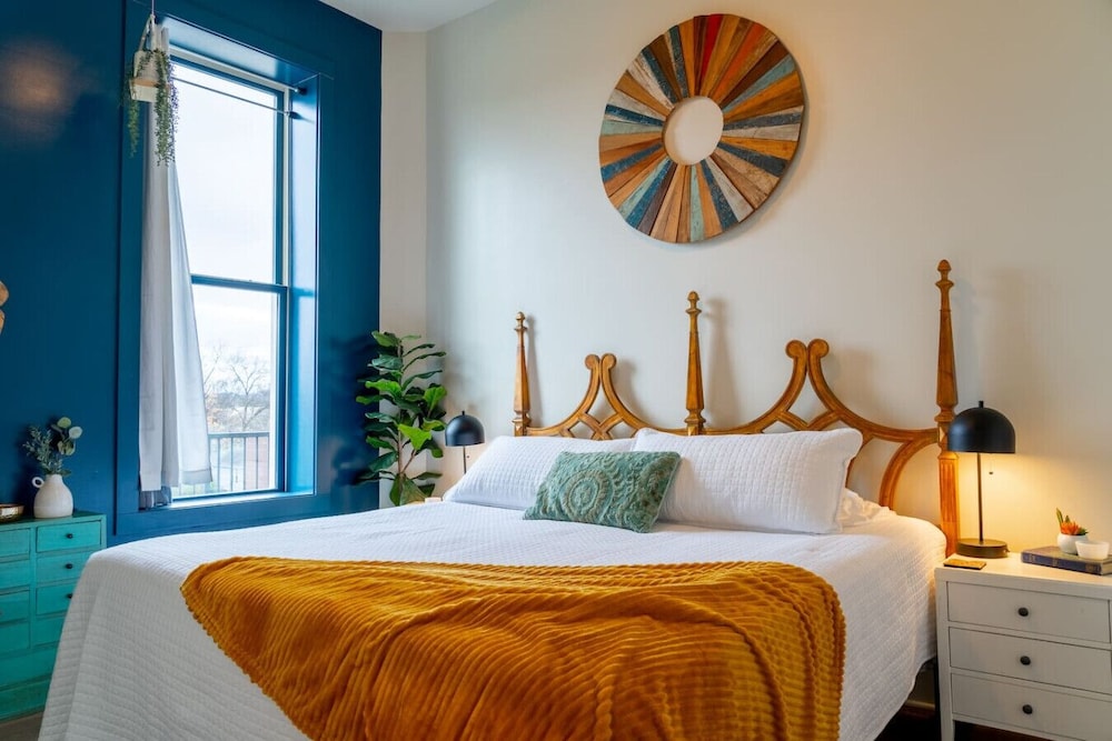 Stylish Getaway: Full Kitchen, Spa, Sleeps 6, Rooftop - Signal Mountain, TN