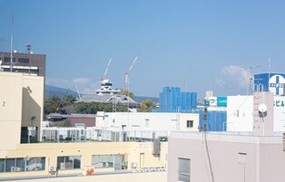 Um edifício com uma grua e equipamentos de construção, indicando obras em andamento.
