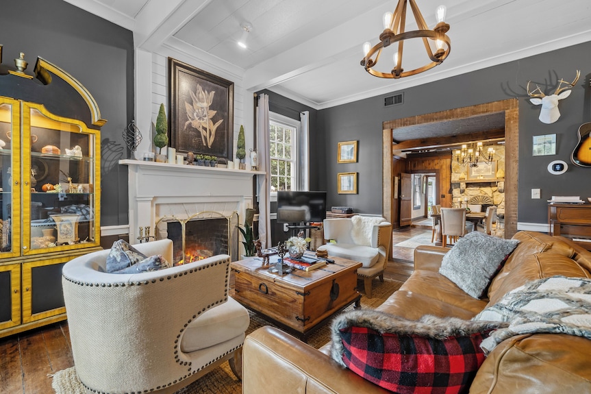 Hows Manor - Luxury Historic Farmhouse Circa 1840 - Fairview, TN