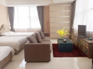 Quarto triplo família | Cofres nos quartos, escrivaninha, cortinas blackout