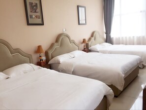 Quarto triplo família | Cofres nos quartos, escrivaninha, cortinas blackout