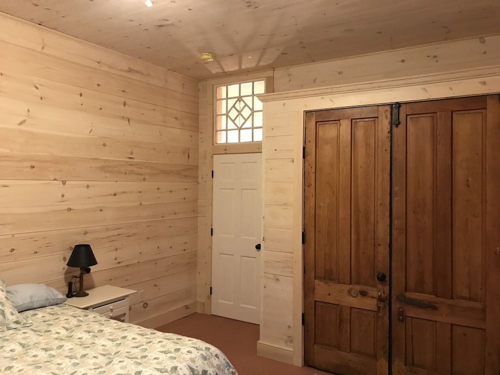 Entire Home /Vintage Modern , New Home, Frontage On Lower Mason Pond - Belfast, ME