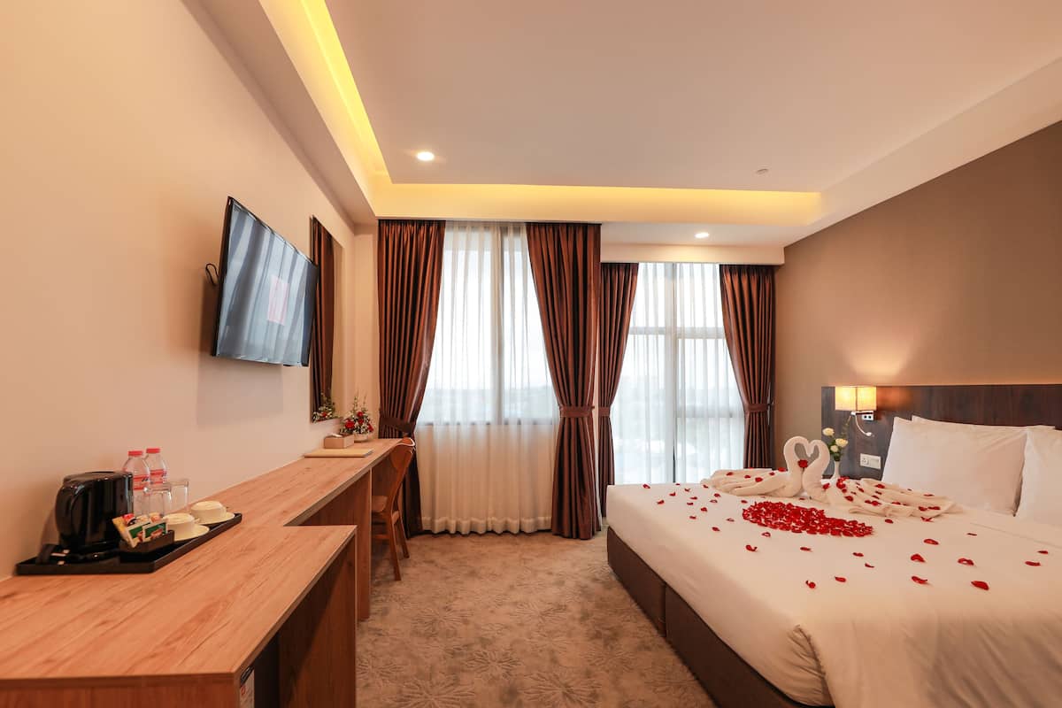 Quarto casal luxo, 1 cama de casal, para não fumantes, vista para a cidade | 1 quarto, frigobar, cofres nos quartos