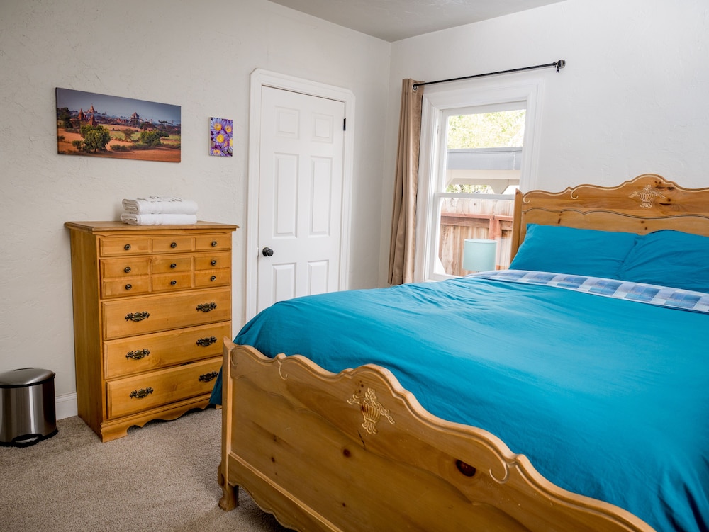 Colorful Home & Beautiful Garden, Ten Minute Walk To Downtown - Santa Rosa, CA