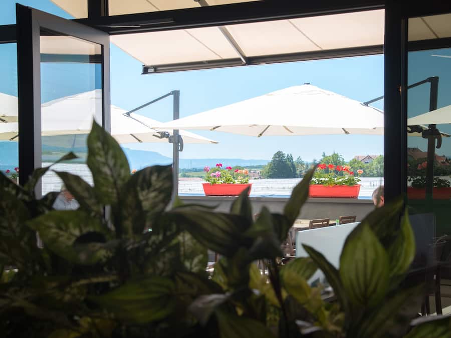 Serviço de café da manhã, almoço, jantar; restaurante ao ar livre