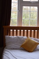 Quarto Duplo Superior | Secretária, cortinas/cortinados opacos, ferro/tábua de engomar 