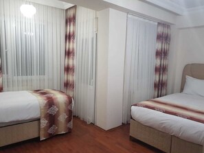 Cofres nos quartos, cortinas blackout, ferros/tábuas de passar roupa