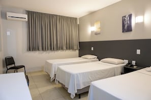 Quarto luxo | Escrivaninha, Wi-Fi de cortesia, roupa de cama
