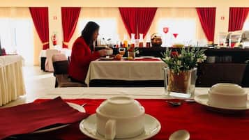 Café da manhã com buffet grátis todos os dias