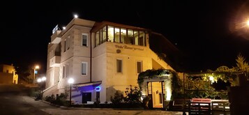 Um edifício de dois andares com uma placa indicando 