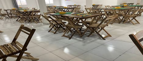 Café da manhã com buffet grátis todos os dias