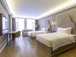 Quarto luxo, 2 camas de solteiro | Frigobar, cofres nos quartos, individualmente decorados