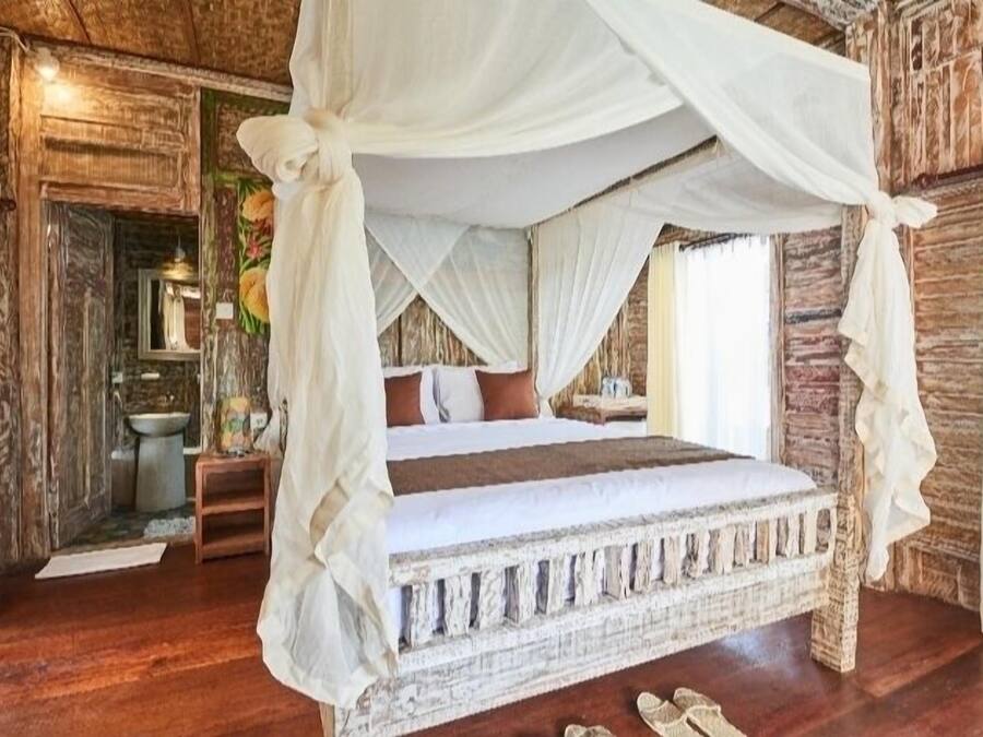 Quarto Deluxe, vista para a piscina | Roupa de alta qualidade, camas de colchão pillowtop, cofre no quarto