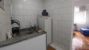 Apartamento | Cozinha privada | Um micro-ondas, uma placa de cozinha, utensílios de cozinha 