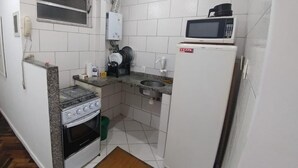 Apartamento | Cozinha privada | Um micro-ondas, uma placa de cozinha, utensílios de cozinha 