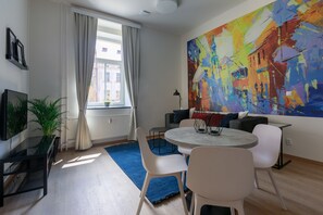 Apartamento (6) | Sala de estar | Televisor de ecrã plano de 43 polegadas com canais digitais, Smart TV 