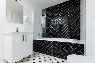 Apartamento família, 2 quartos (3+kk) | Banheiro | Secador de cabelo, toalhas de banho, sabonete, shampoo