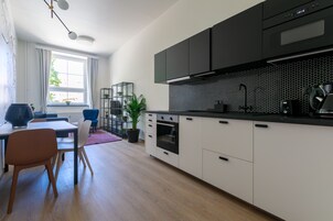 Apartamento, 1 quarto, terraço | Cozinha privada | Geladeira, micro-ondas, fogão, cooktop