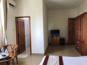 Quarto Individual Comfort | Roupa de alta qualidade, camas de colchão viscoelástico, secretária 