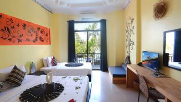 Quarto Familiar, varanda (Deluxe) | Minibar, cofre no quarto, com mobília individualizada, secretária