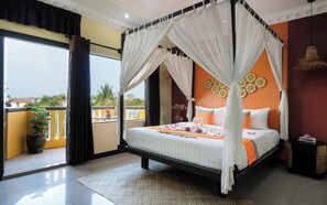 Quarto Duplo Deluxe, varanda, vista para a piscina | Minibar, cofre no quarto, com mobília individualizada, secretária 