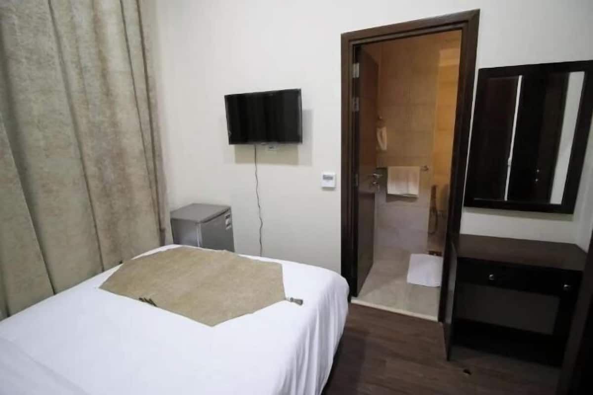 Minibar, secretária, secretária adequada para computadores portáteis