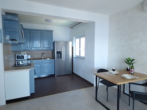 Vila | Cozinha privada | Geladeira, micro-ondas, fogão, cooktop