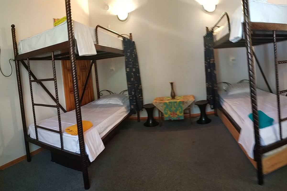 Quarto Quádruplo Económico (4 beds) | Quartos insonorizados, ferro/tábua de engomar, Wi-fi grátis