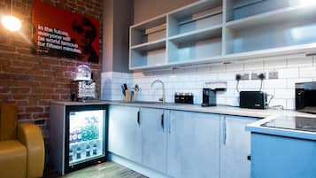 Apartamento exclusivo, 1 quarto, vista para o pátio | Cozinha privada | Geladeira grande, micro-ondas, fogão, cooktop