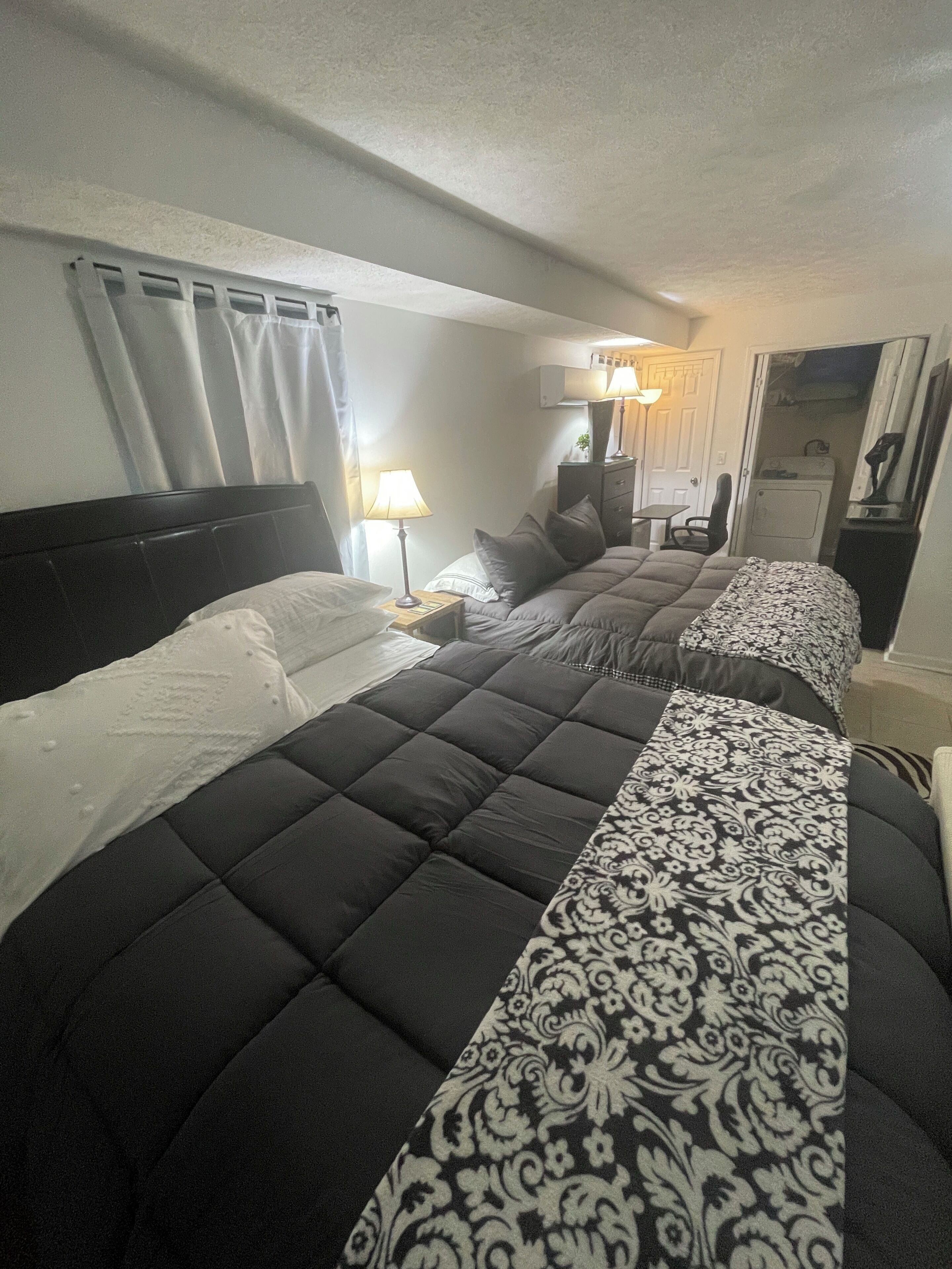 Entire Private Apartment, 2 Queens, Kitchen, Laundry Room, Large Dining Table - Sapporo