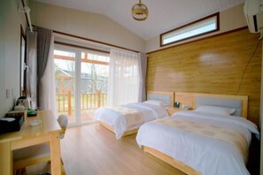 Quarto duplo com design assinado | Escrivaninha, cortinas blackout, Wi-Fi de cortesia