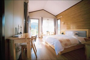 Quarto casal com design assinado | Escrivaninha, cortinas blackout, Wi-Fi de cortesia