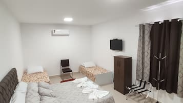 Quarto Familiar | Minibar, cortinas/cortinados opacos, ferro/tábua de engomar