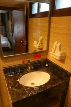 Quarto duplo luxo | Banheiro | Chuveiro, produtos de toalete grátis, secador de cabelo, chinelos