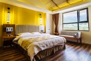 Quarto casal tradicional | Escrivaninha, cortinas blackout, Wi-Fi de cortesia