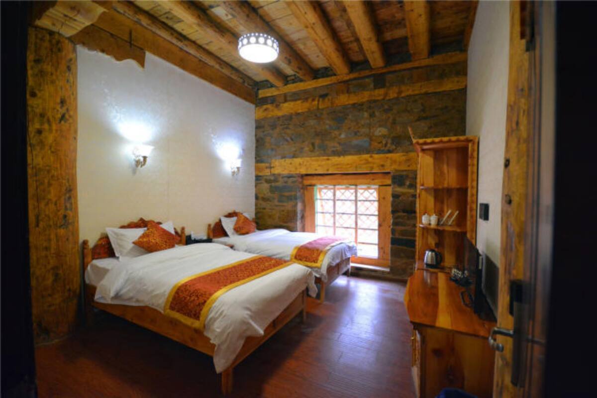 Quarto duplo com design assinado | Escrivaninha, cortinas blackout, Wi-Fi de cortesia