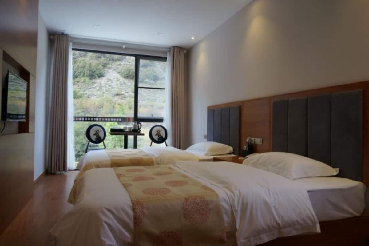 Quarto Twin Design | Secretária, cortinas/cortinados opacos, Wi-fi grátis