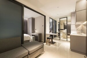 TV de ecrã plano, matraquilhos, ténis de mesa 