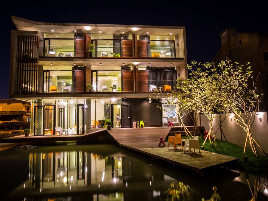 Fachada do alojamento (tarde/noite)