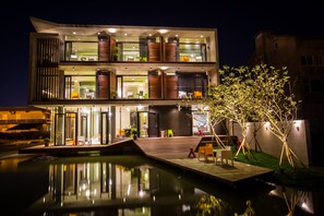 Fachada da propriedade à noite