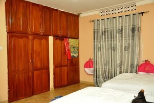 Quarto solteiro | Cofres nos quartos, escrivaninha, Wi-Fi de cortesia, roupa de cama