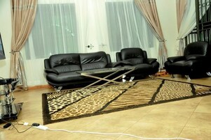 Área de estar no saguão